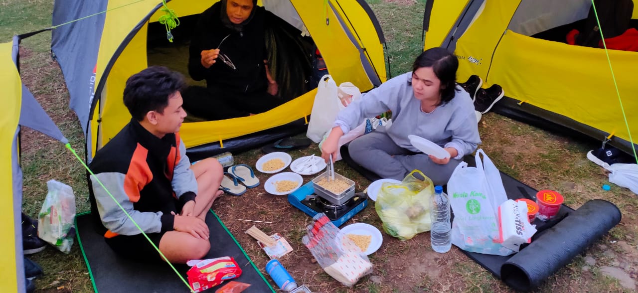 Kamu pasti kaget! Cemilan ini mudah dimasak saat kemping
